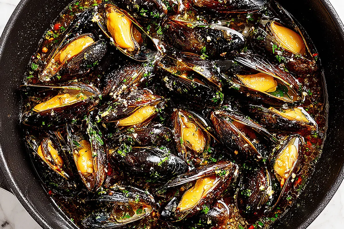 Easy Steamed Mussels in White Wine and Garlic - My Fish Recipes
